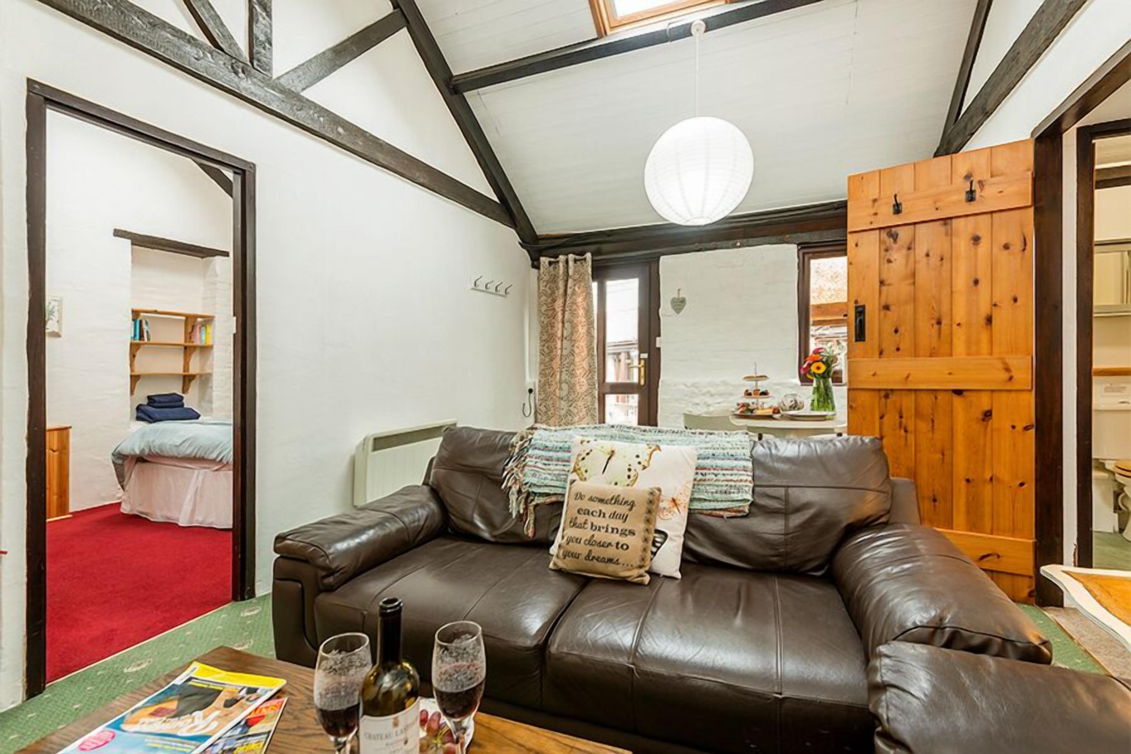 Cottage With Private Courtyard - "Cider Barn" - Bridport
