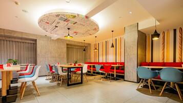 Um restaurante moderno com mesas redondas, cadeiras coloridas e um design de teto original.