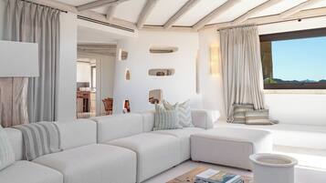 Suite Signature, 3 quartos, vista para o mar, no piso executivo | Sala de estar | Smart TV de 50 polegadas com canais digitais, iPad