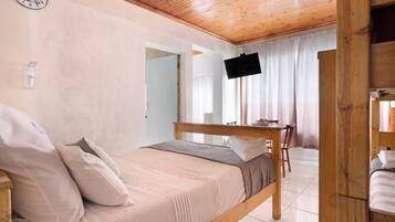 Quarto família | Ferros/tábuas de passar roupa, Wi-Fi de cortesia, roupa de cama