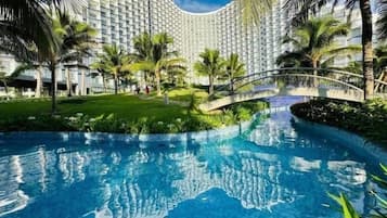 4 piscinas exteriores, toldos gratuitos, guarda-sóis