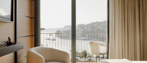 Quarto Exclusivo | Roupa hipoalergénica, cofre no quarto, com decoração personalizada