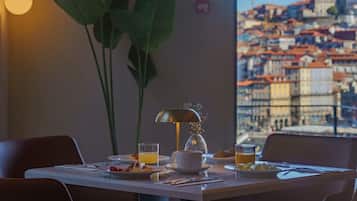Pequeno-almoço tipo buffet diário (15 EUR por pessoa)
