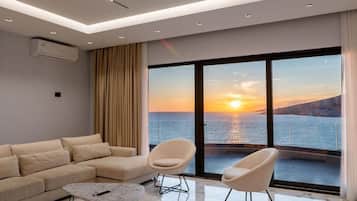 Cobertura luxo, vista para o mar | Área de estar | TV