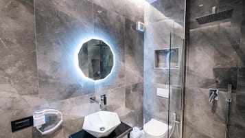 Apartamento Deluxe, vista para a montanha | Casa de banho | Um polibã, artigos de higiene pessoal grátis, um secador de cabelo