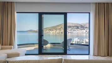 Cobertura luxo, vista para o mar | Área de estar | TV