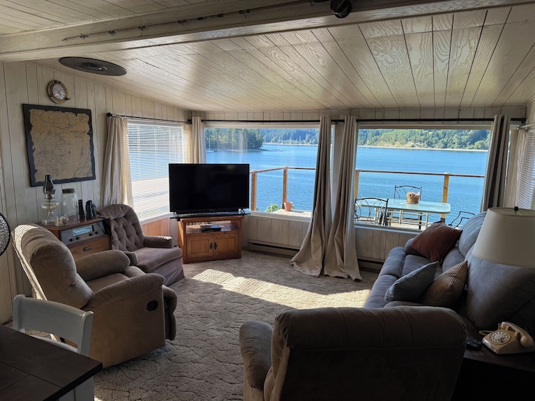 Adorable 2-bedroom Cabin In Anderson Island - Olympia, WA