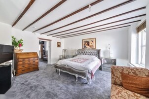 4 quartos, ferros/tábuas de passar roupa, Wi-Fi de cortesia