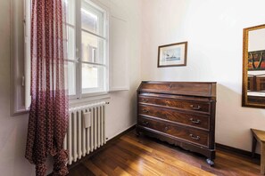 Apartamento básico | Ferros/tábuas de passar roupa, Wi-Fi de cortesia