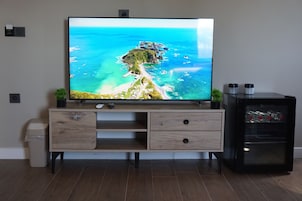 Suite Premium, varanda, vista para o mar | Televisão