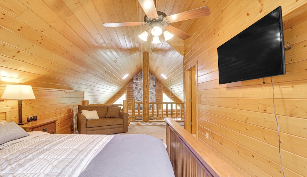 Modern 5-Bedroom Log Cabin - 1/2 mile to Castle Rock Lake – 30 Mins to ...