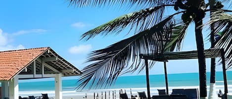 Suíte | Praia | Na praia, areia branca, espreguiçadeiras, guarda-sóis