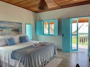 Quarto com cama, pintura, janela e porta.