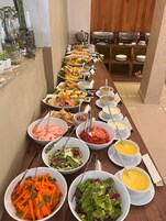 Café da manhã com buffet grátis todos os dias