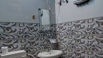 Produtos de toalete grátis, toalhas de banho, sabonete, shampoo