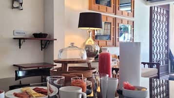 Pequeno-almoço tipo buffet diário incluído