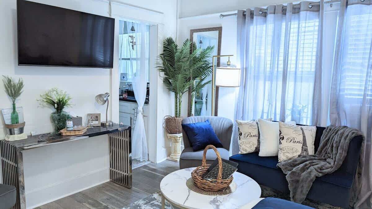 Metro Paris- Elegant French Themed - Long Beach, CA