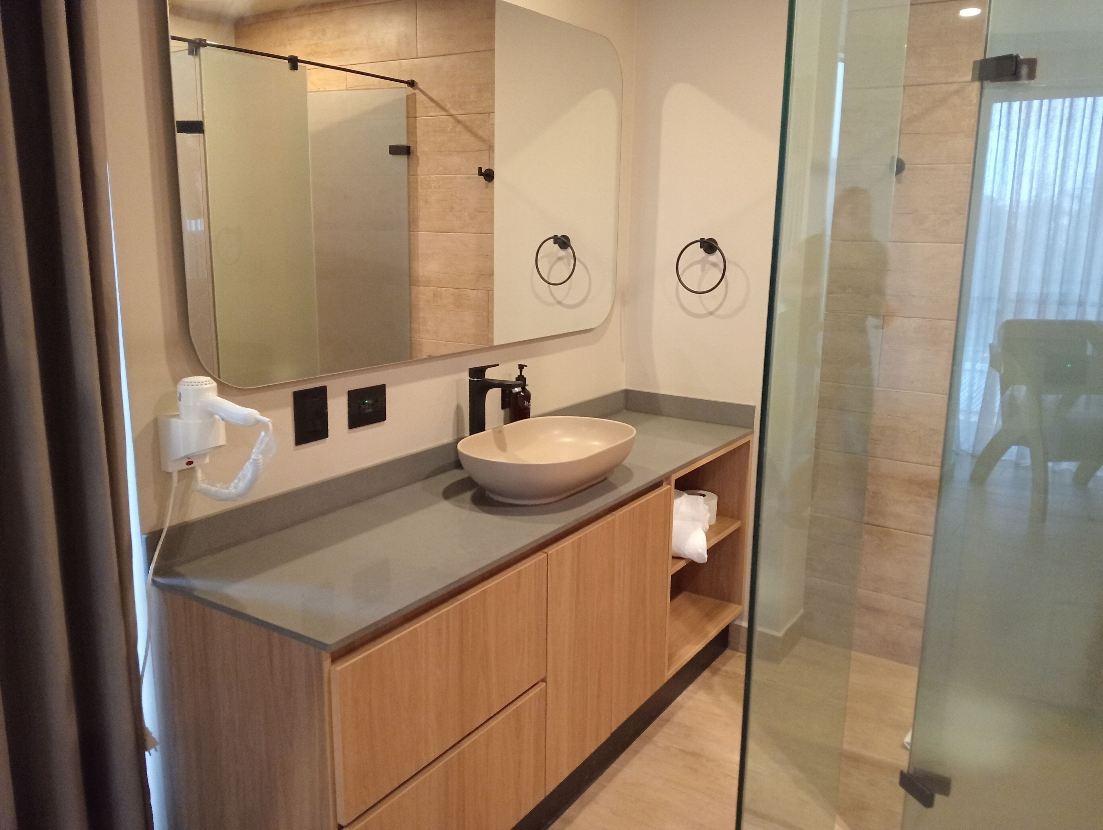 Chuveiro, secador de cabelo (mediante solicitação), toalhas de banho 