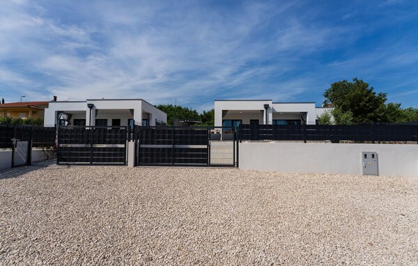 Gorgeous Home In Posedarje - Starigrad