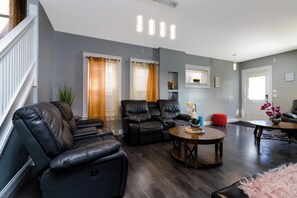Casa | Sala de estar | TV de ecrã plano, Netflix, Hulu, serviços de streaming