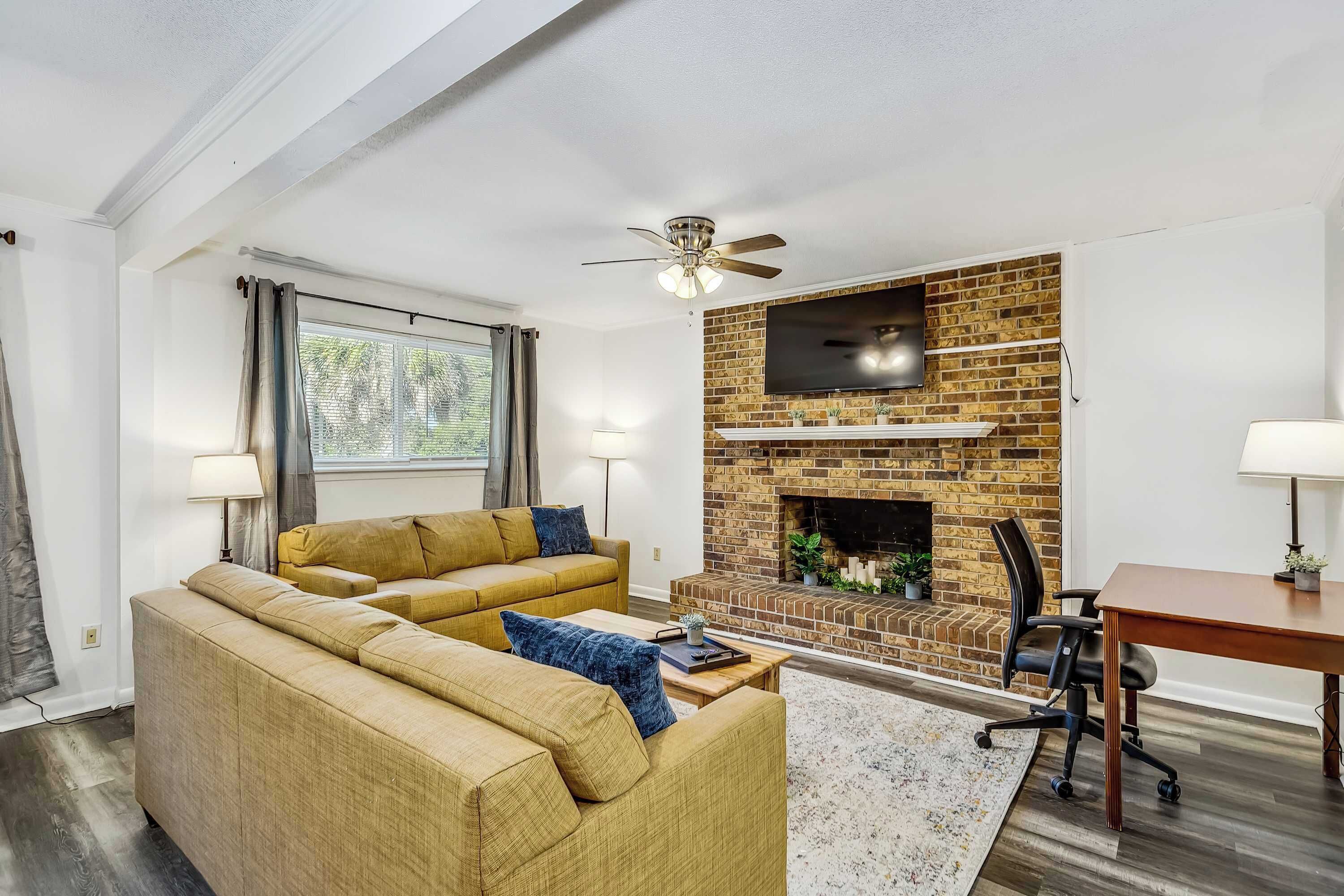 Near Downtown, Beach! Main House - Woodland Escape - Gulf Breeze, FL