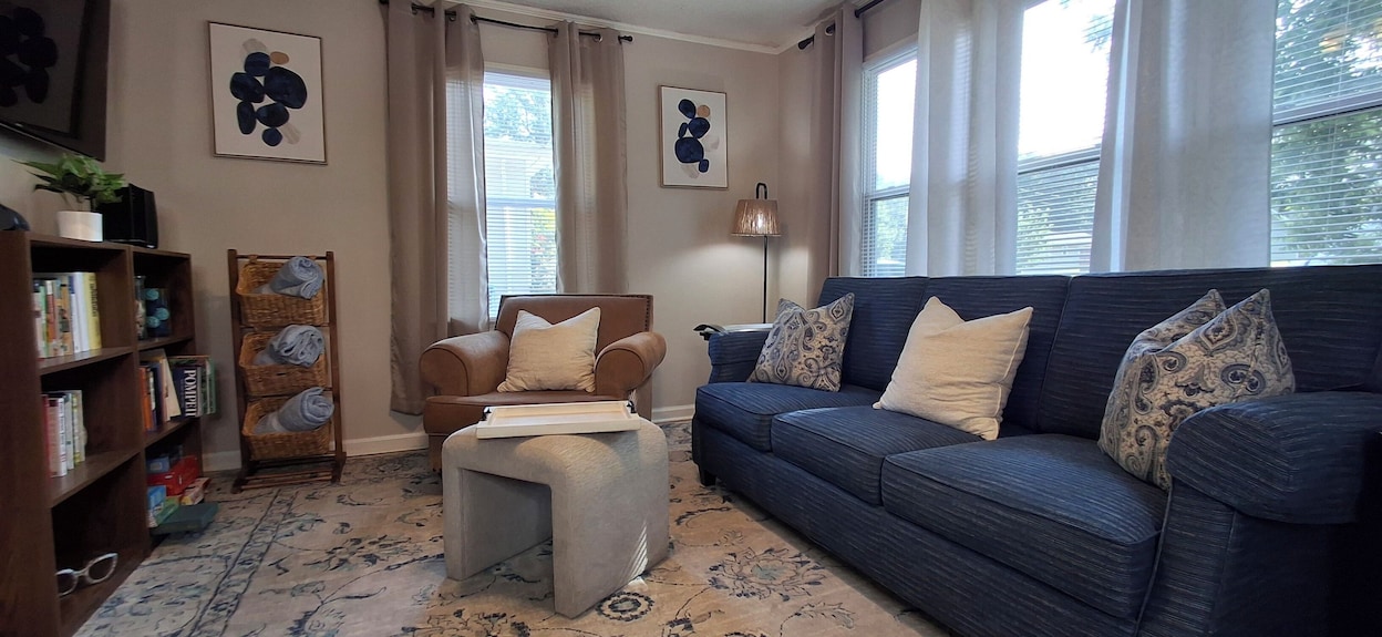 Cozy Culdessac Home With Private Backyard Fire Pit 3-bedroom, 4 Beds, Sleeps 6 - Durham, NC