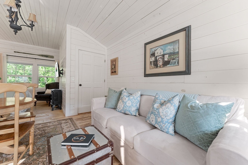 Relaxing Retreat | Woods, Wifi, Porch, And Serenity - Table Rock Lake