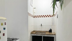 Apartamento | Cozinha privada | Um micro-ondas, um forno, uma placa de cozinha, utensílios de cozinha 