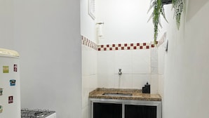 Apartamento | Cozinha privada | Um micro-ondas, um forno, uma placa de cozinha, utensílios de cozinha 