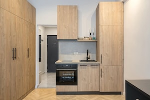 Estúdio conforto, 1 cama Queen, ar-condicionado | Cozinha privada | Cafeteira/chaleira, chaleira elétrica, torradeira