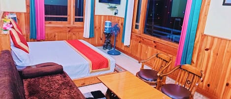 Quarto Duplo Deluxe, vista para a colina | Secretária, secretária adequada para computadores portáteis