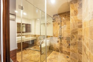 Apartamento superluxo, 3 quartos, sacada, vista para o lago | Banheiro | Chuveiro, chuveiro com efeito de chuva, secador de cabelo, chinelos