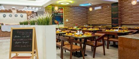 Restaurante com interior moderno, paredes de madeira e diferentes opções de assentos.