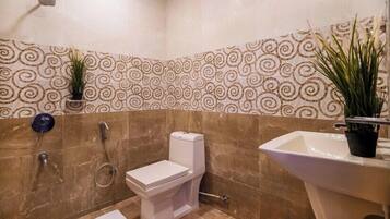 Chuveiro, produtos de toalete grátis