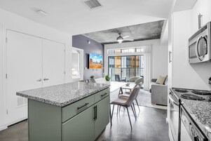 Apartamento clássico, 1 quarto, sacada | Cozinha privada | Geladeira, micro-ondas, fogão, cooktop