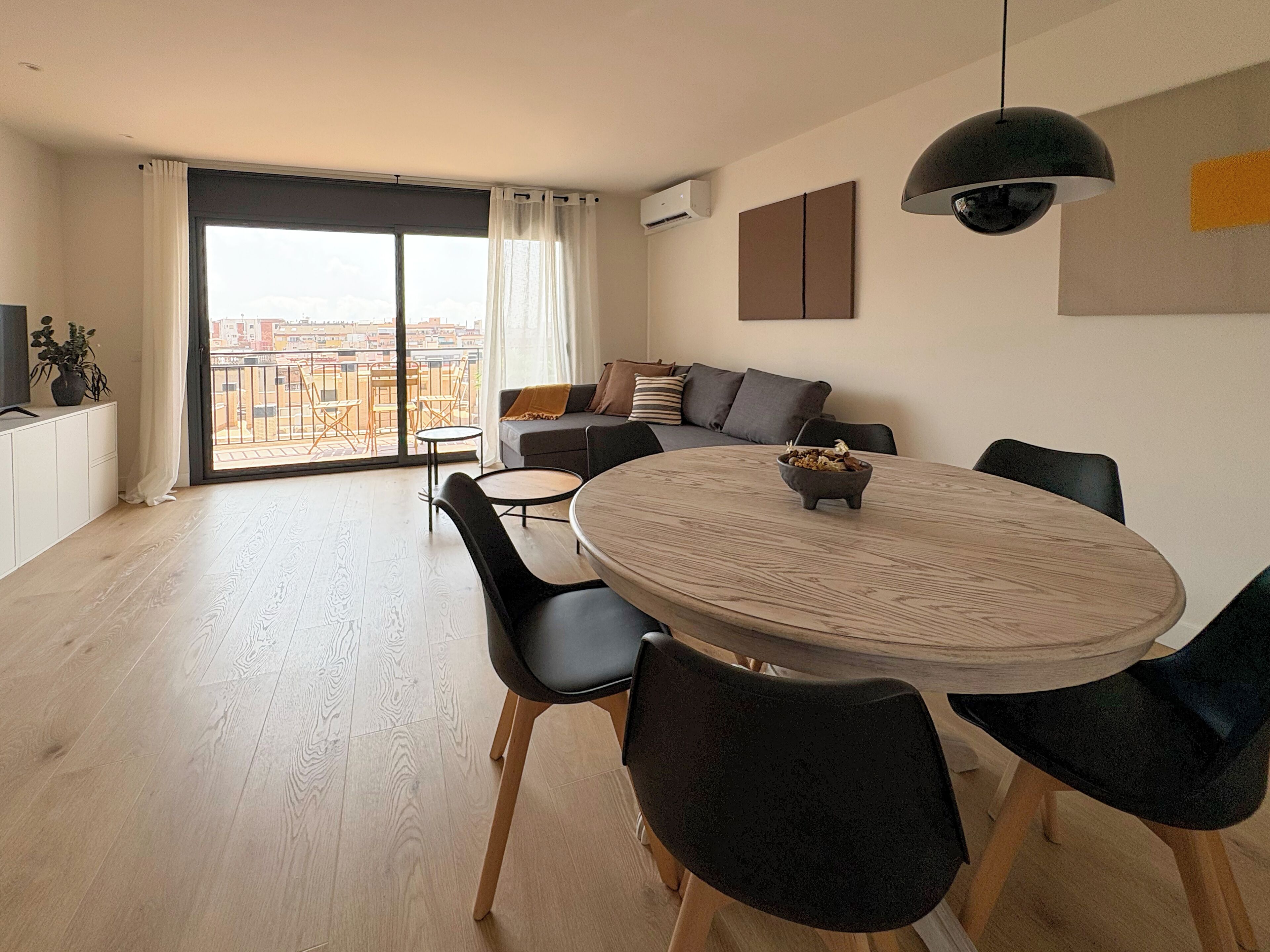 Apartamento (4 Bedrooms) | Sala de estar | TV 35 polegadas com canais digitais