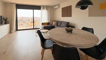 Apartamento (4 Bedrooms) | Sala de estar | TV 35 polegadas com canais digitais