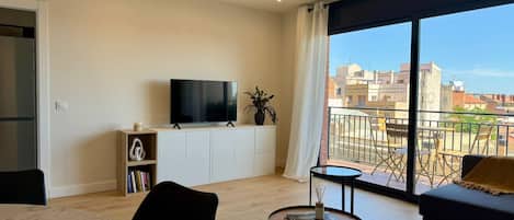 Apartamento (4 Bedrooms) | Sala de estar | TV 35 polegadas com canais digitais
