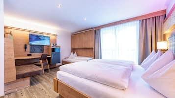 Quarto triplo superior, sacada, vista para a montanha | Roupas de cama premium, cofres nos quartos, cortinas blackout