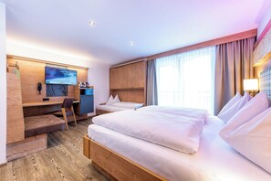 Quarto Triplo Superior, varanda, vista para a montanha | Roupa de alta qualidade, cofre com capacidade para portátil