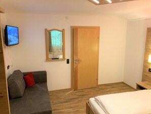 Apartamento, varanda, vista para a montanha | Roupa de alta qualidade, edredÔes de penas