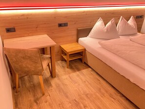 Apartamento, varanda, vista para a montanha | Roupa de alta qualidade, cofre com capacidade para portátil 