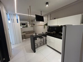Estúdio luxo, 1 cama de casal e sofá-cama, para não fumantes, geladeira e micro-ondas | Cozinha privada | Chaleira elétrica, talheres/pratos/utensílios de cozinha