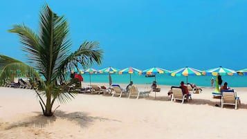 Perto da praia, praia de areia branca, toalhas de praia