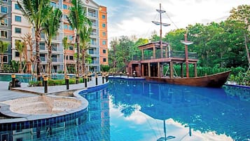 6 piscinas exteriores, guarda-sóis, espreguiçadeiras