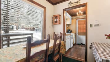 Cabine, vista para a montanha | Sala de jantar