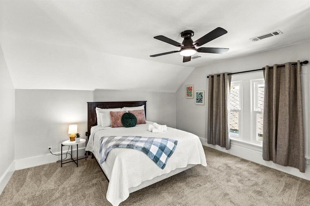 New Family Friendly home that is 1 block 2 Beach & Dining- King Bed-Pet ...