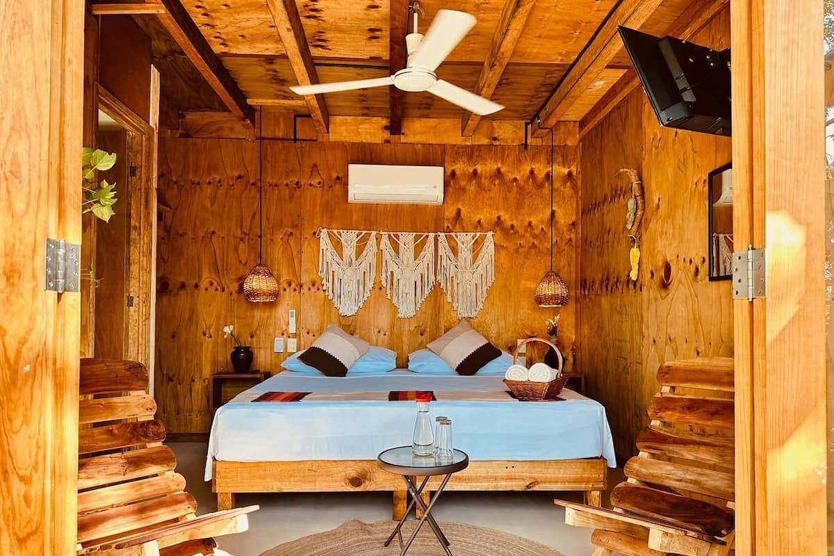Quarto Clássico com Cama de Casal | Com decoração personalizada, com mobília individualizada, Wi-fi grátis
