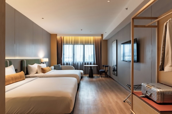 Quarto Quádruplo Deluxe, Vista para a cidade | Cofre no quarto, quartos insonorizados, ferro/tábua de engomar