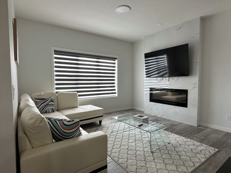 Beautiful 4 Bedroom Home - Alberta